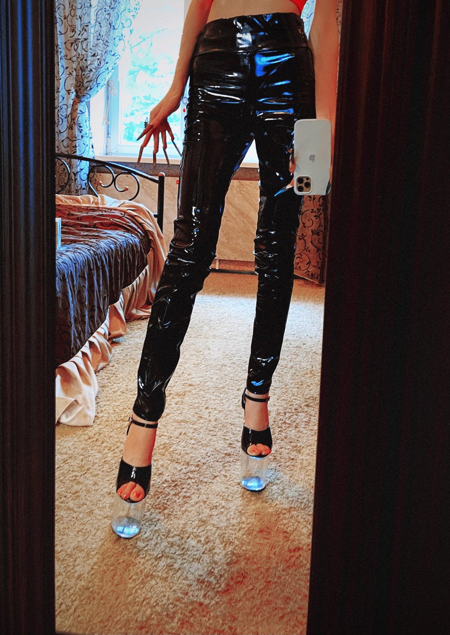 Shiny total black high heels | Scrolller