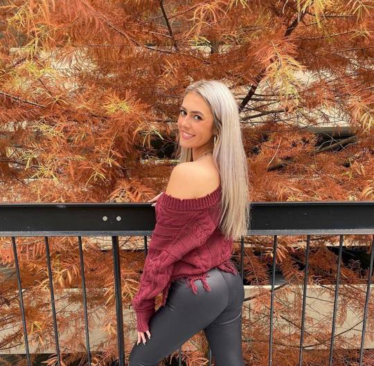 Showing off her curves (iktr) | Scrolller