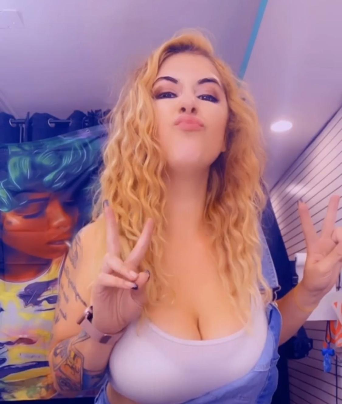 sitting pretty | Scrolller