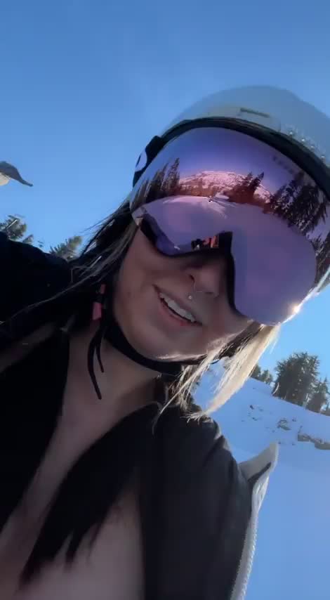 Ski bunnies | Scrolller