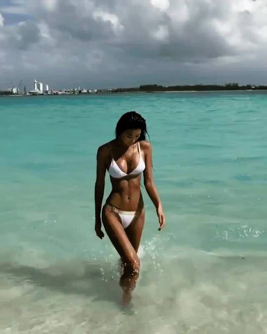 Skinny exotic model | Scrolller