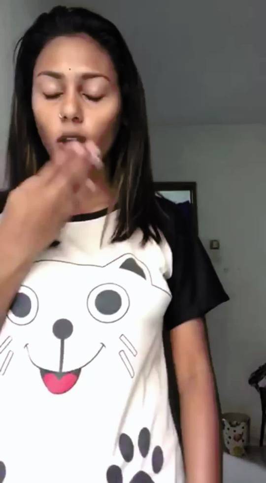 SLIM FIGURE TAMIL GIRL SHOWING GIANT BROWN ASSETS ( 2VIDEOS) (DOWNLOAD LINK IN COMMENTS) | Scrolller