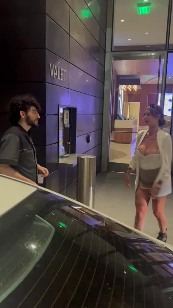 Slutty Tiktoker flashes Valet guy in public | Scrolller