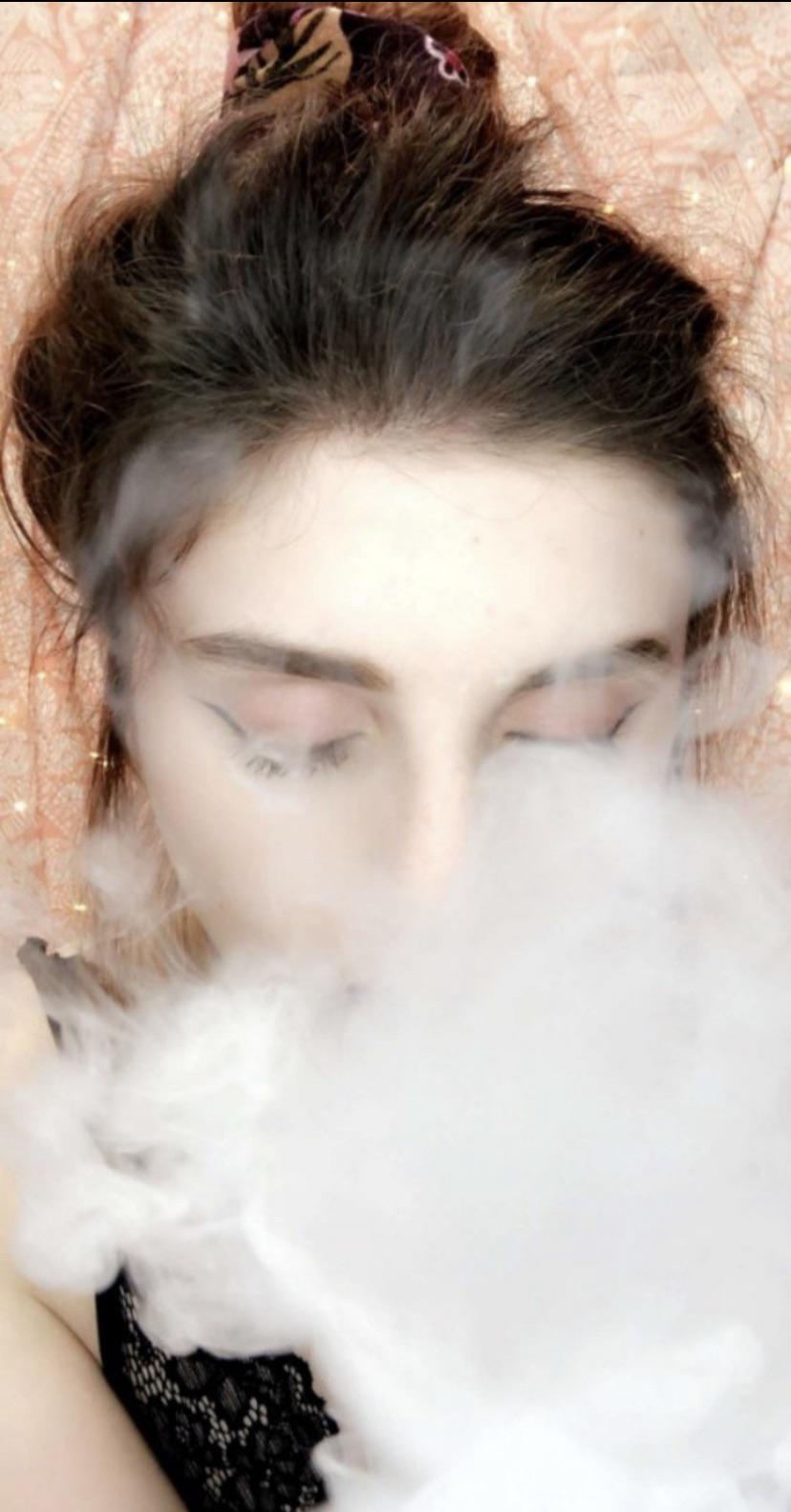 Smoking up who wanna hang and get naughty | Scrolller