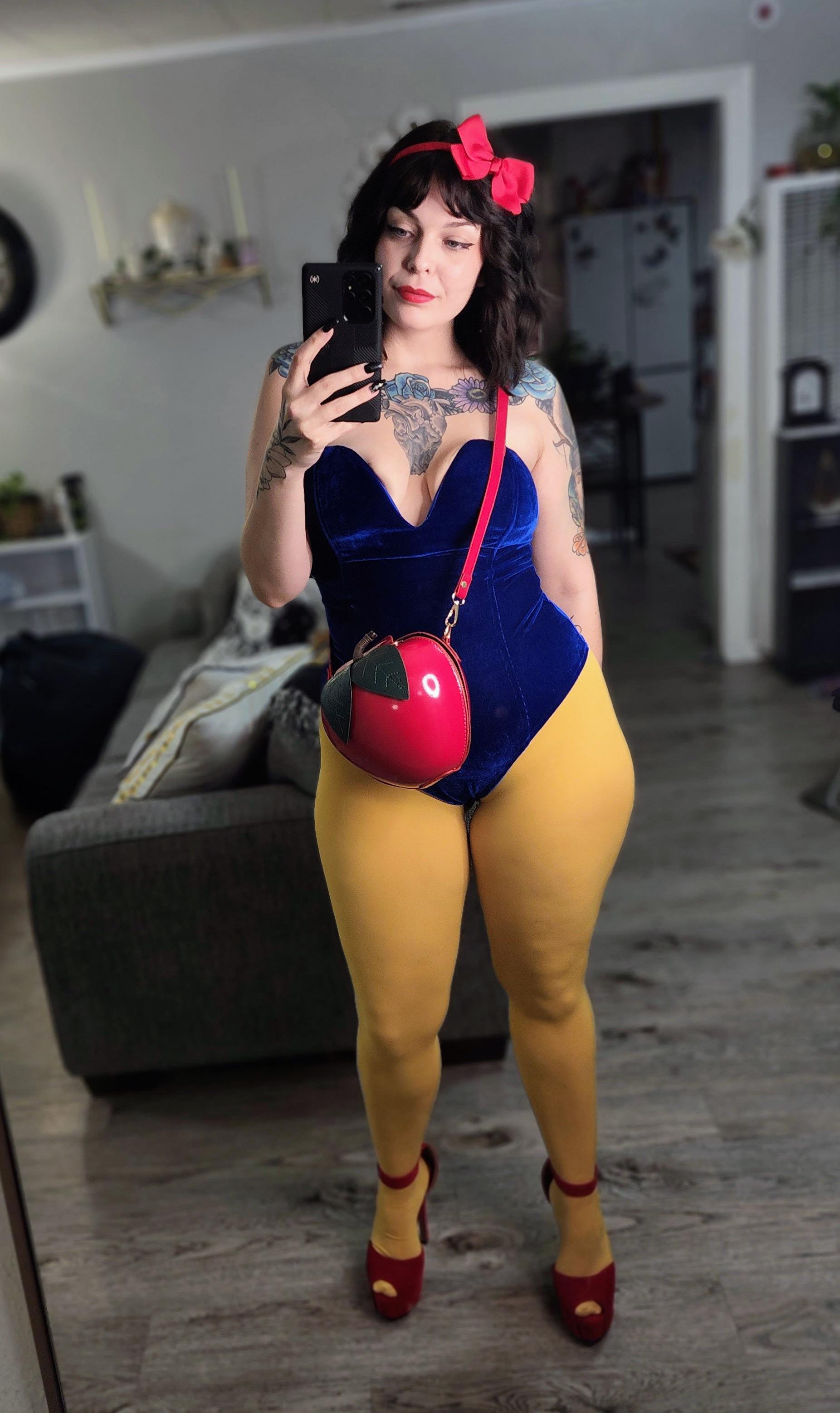 Snow White by Naomi Cakes | Scrolller