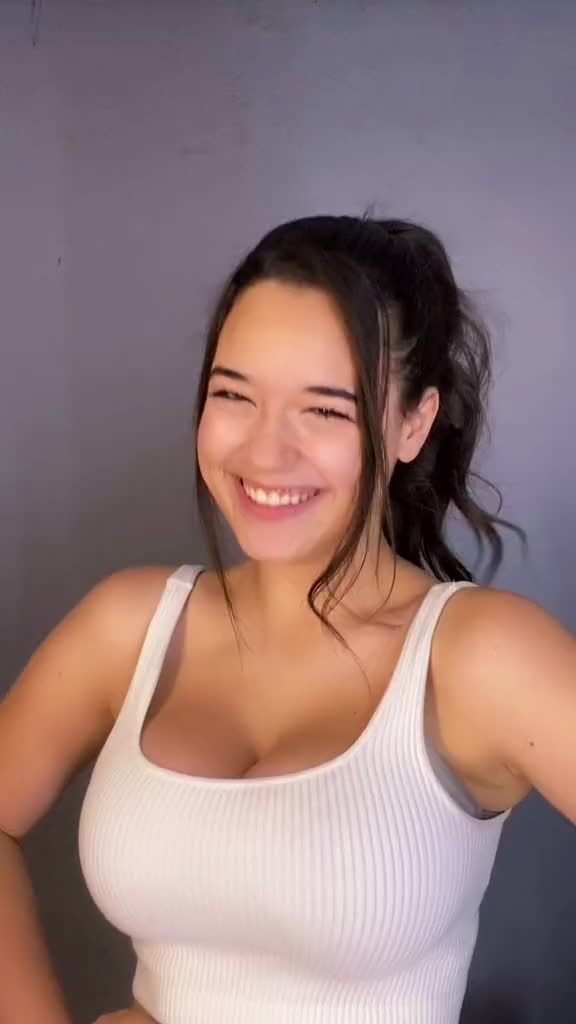 Sofia Gomez | Scrolller