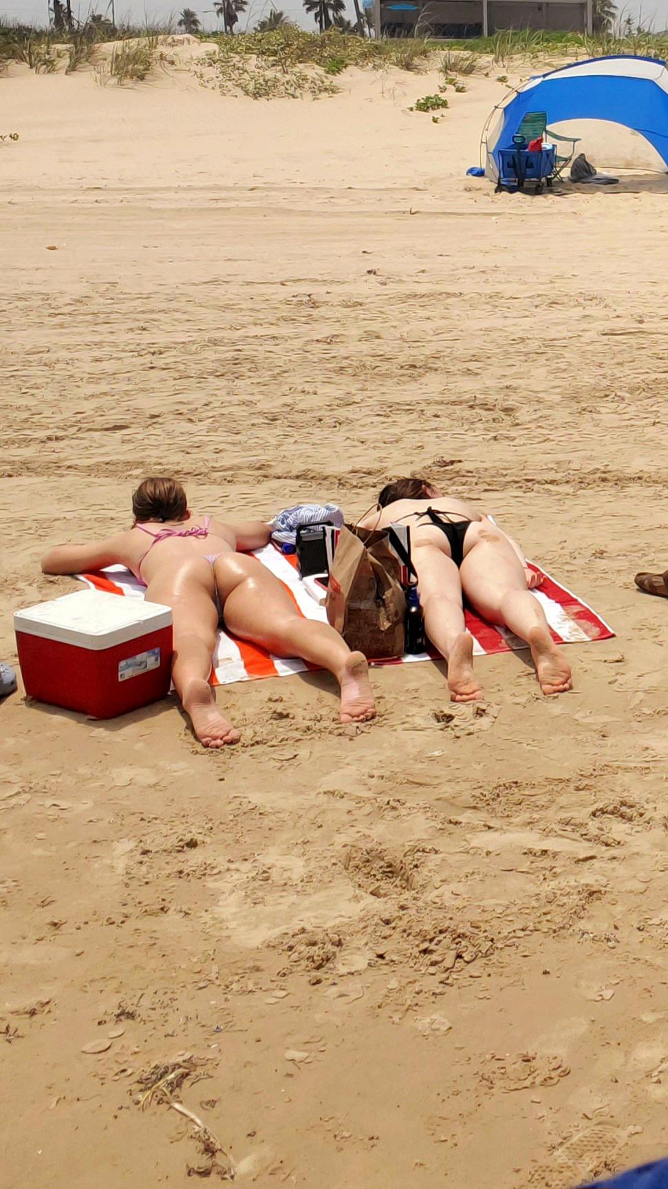 Some hungry little beach butts | Scrolller
