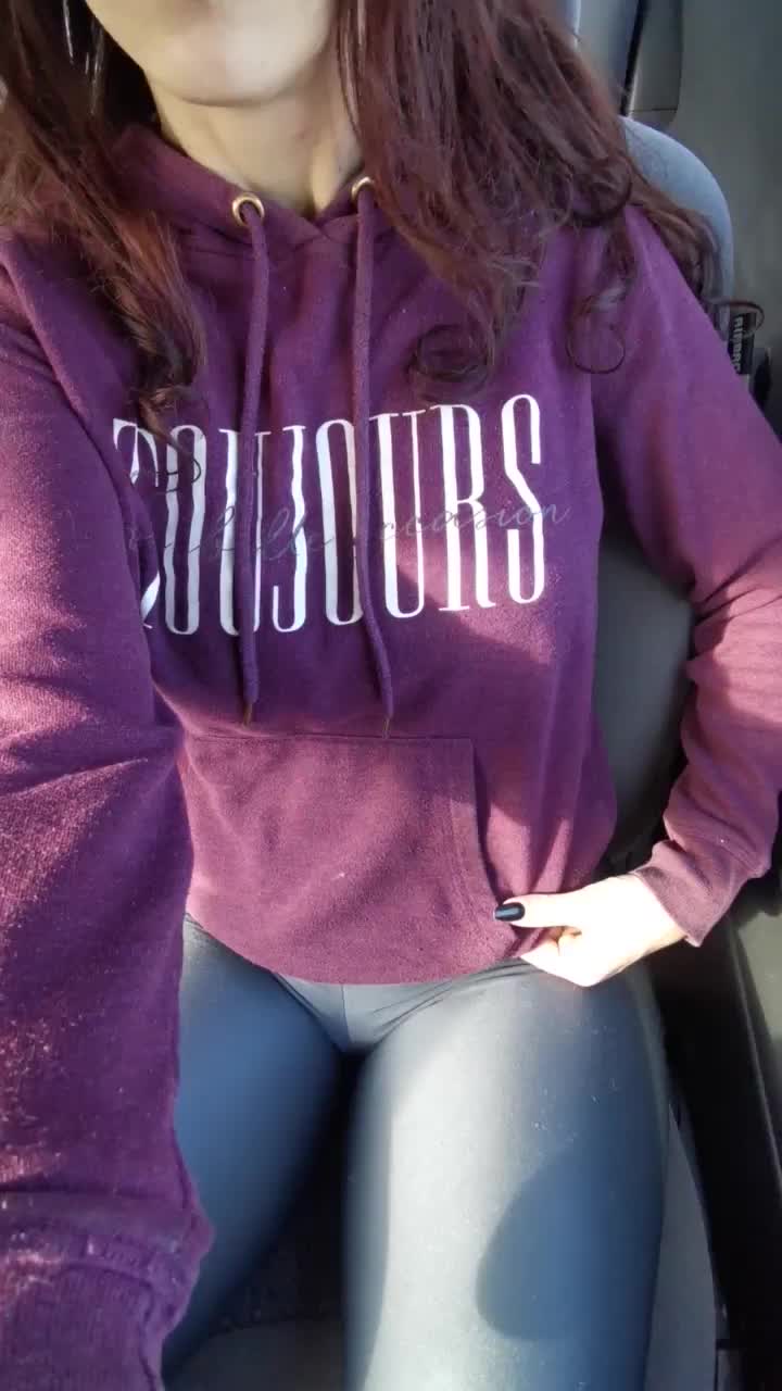 Sometimes even i forget how big they are | Scrolller