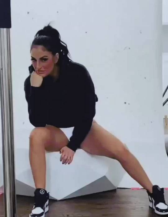 Sonya Deville | Scrolller