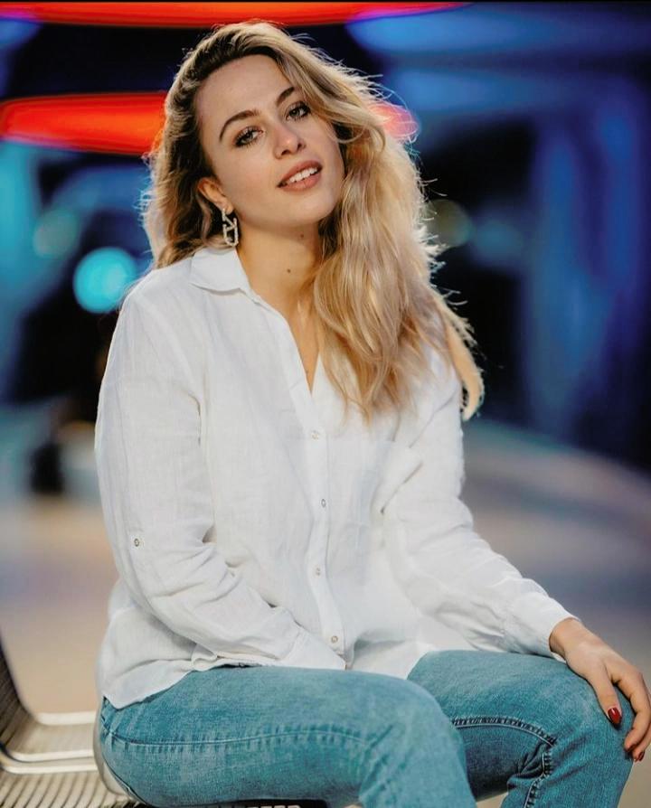 Sophia Floersch Scrolller