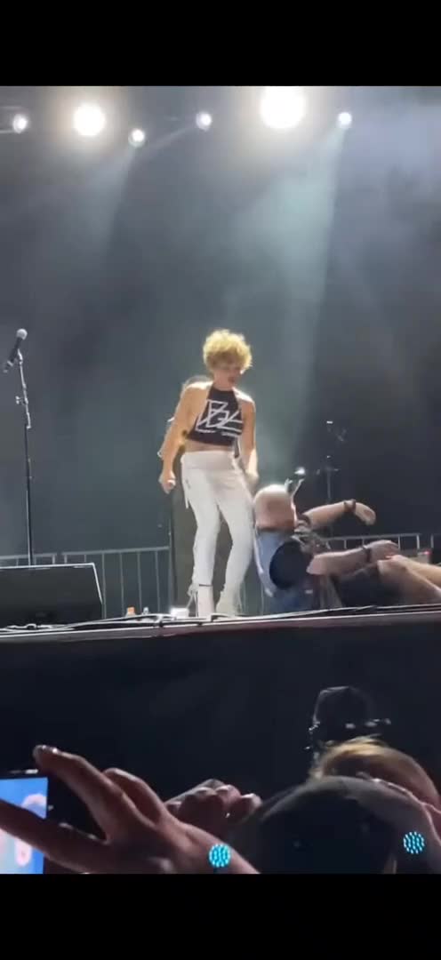 Sophia Urista pissing on a fan on stage | Scrolller