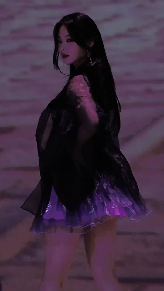 STAYC - Isa | Scrolller