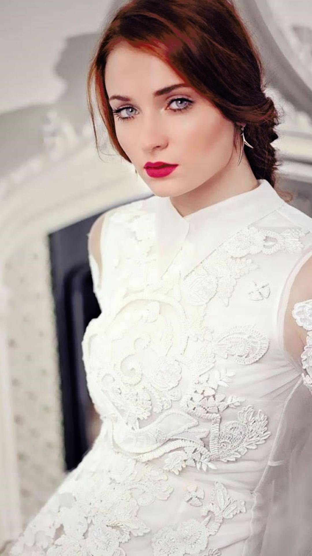 Stunning in White | Scrolller