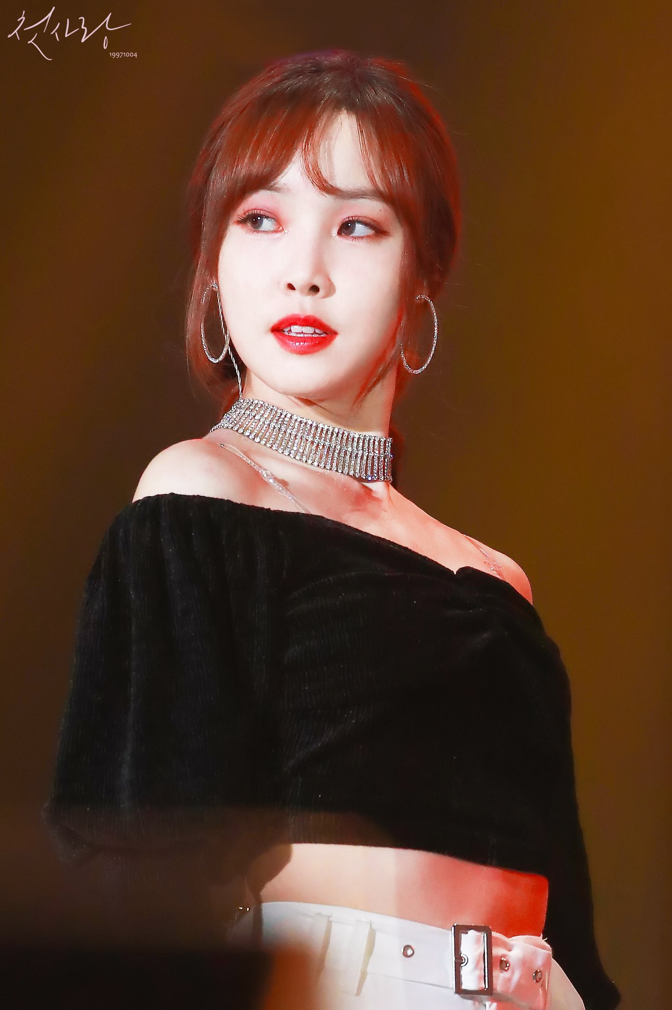 Stunning Yuju | Scrolller