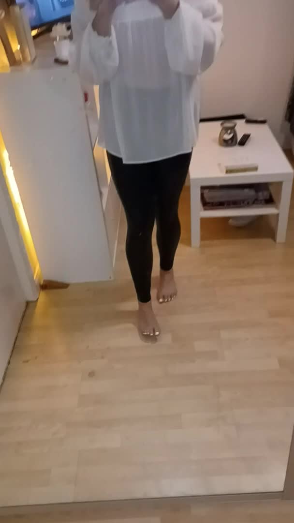 Such a leaky girl at the moment, whos coming too kiss my cute white toes 😍 | Scrolller