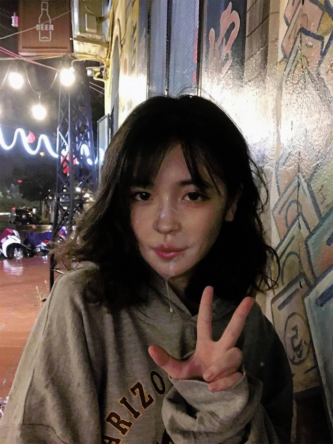 Really cute asian posing for a sneaky public facial | Scrolller