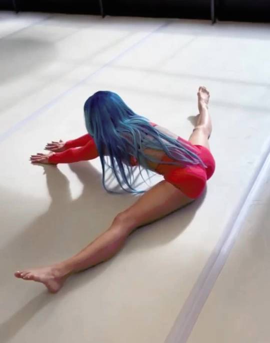 Super tight flexible body | Scrolller