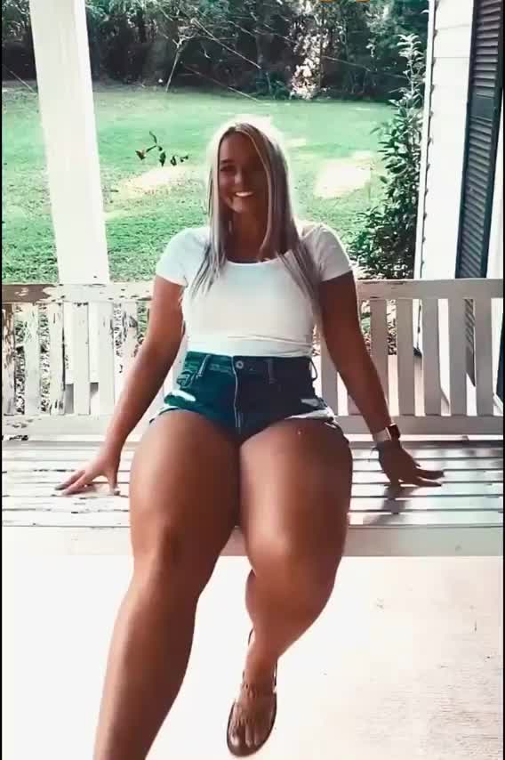 Swing that hot thickness over here | Scrolller