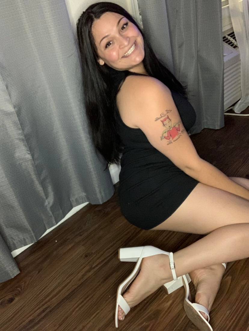 Take a cute picture of mommy so strangers on the internet can jizz to it 🥰 | Scrolller