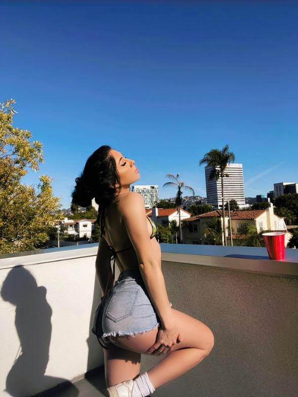 Take it off so we can go have some fun 😘 | Scrolller