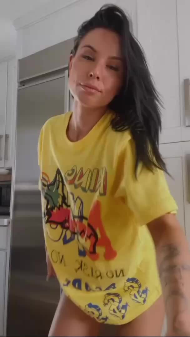 teasing in a yellow t-shirt | Scrolller