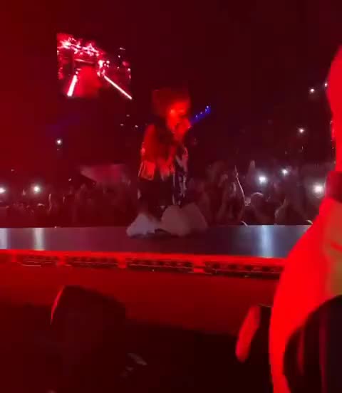 Teasing on stage | Scrolller