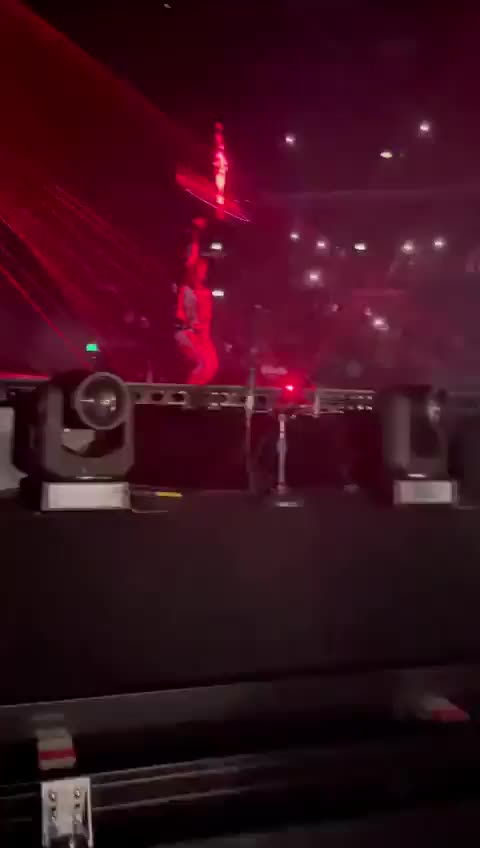 Teasing on stage | Scrolller