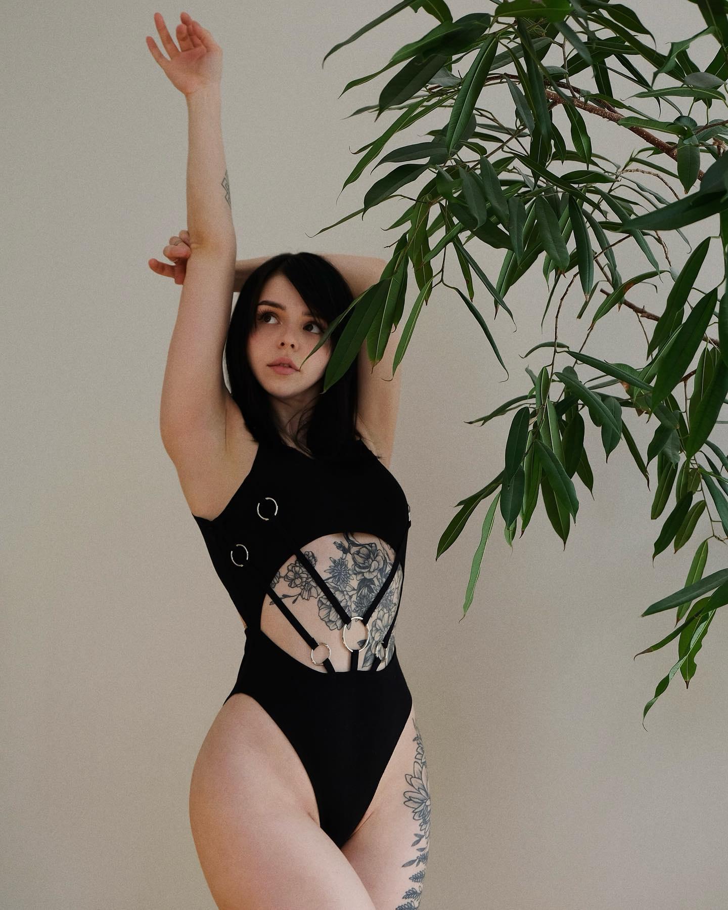 The black one with straps | Scrolller