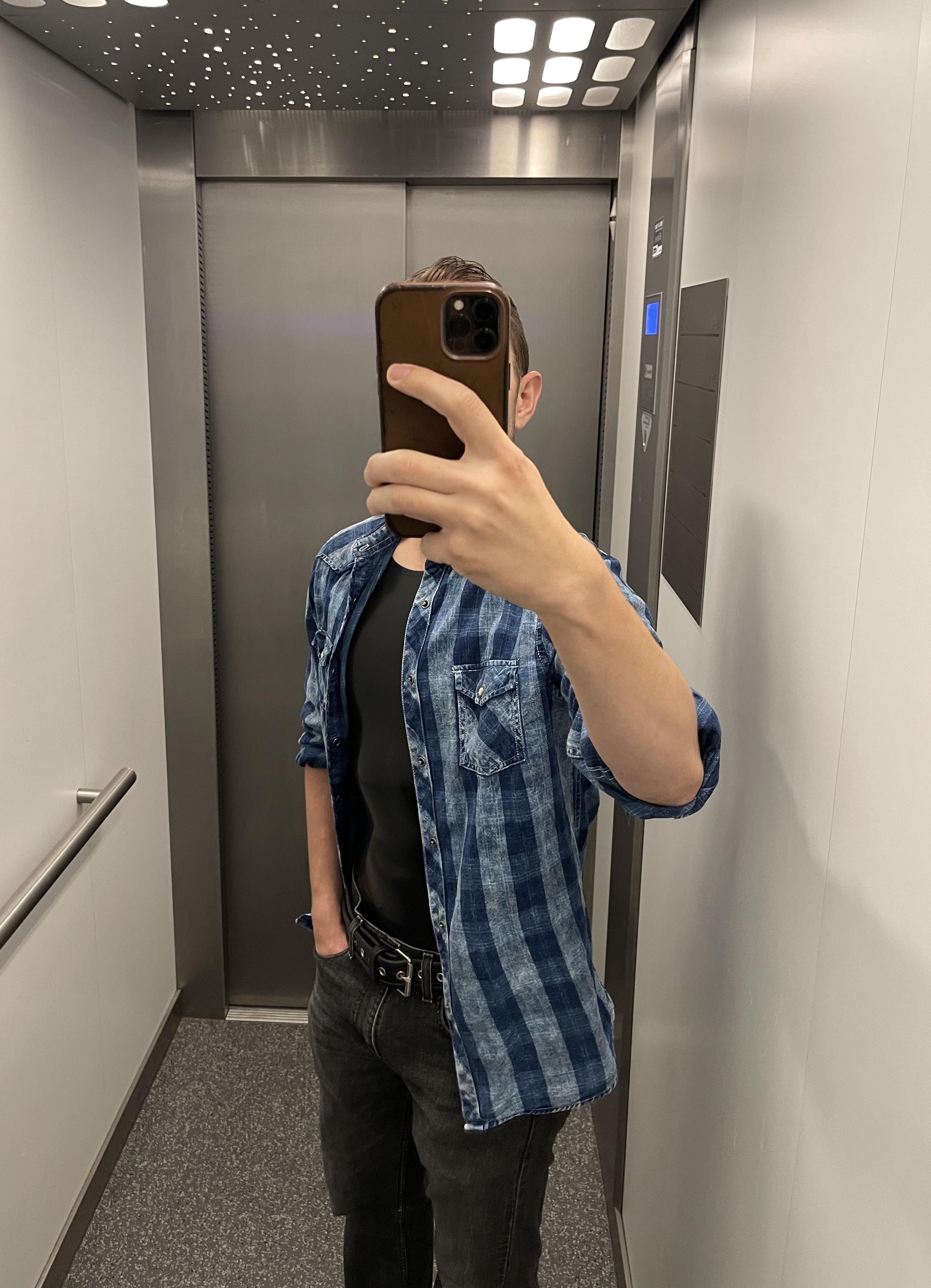 The elevator mirror just asked for a selfie… | Scrolller
