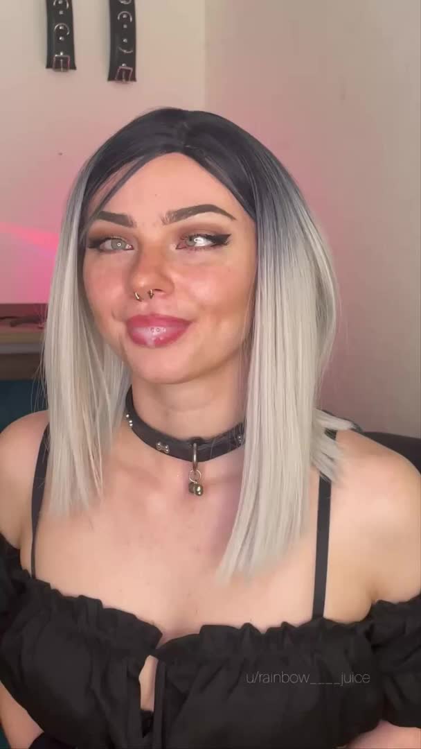 The feminine urge to call every woman mommy and goon thinking about her 🥵 | Scrolller