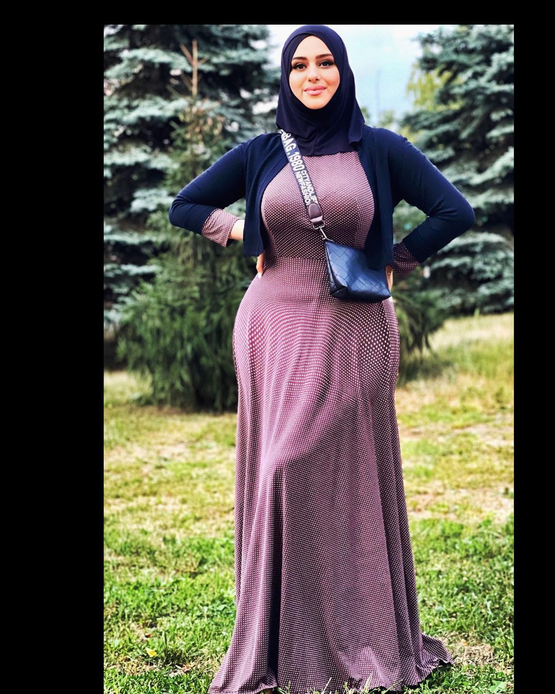 The queen follow me | Scrolller