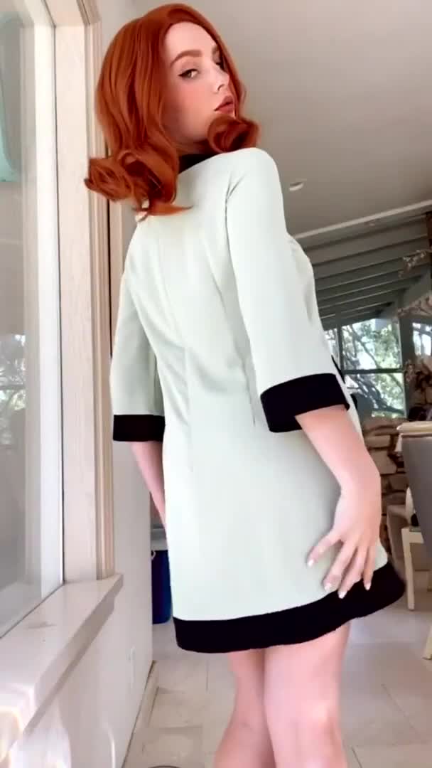 The Queen's 🍑 | Scrolller