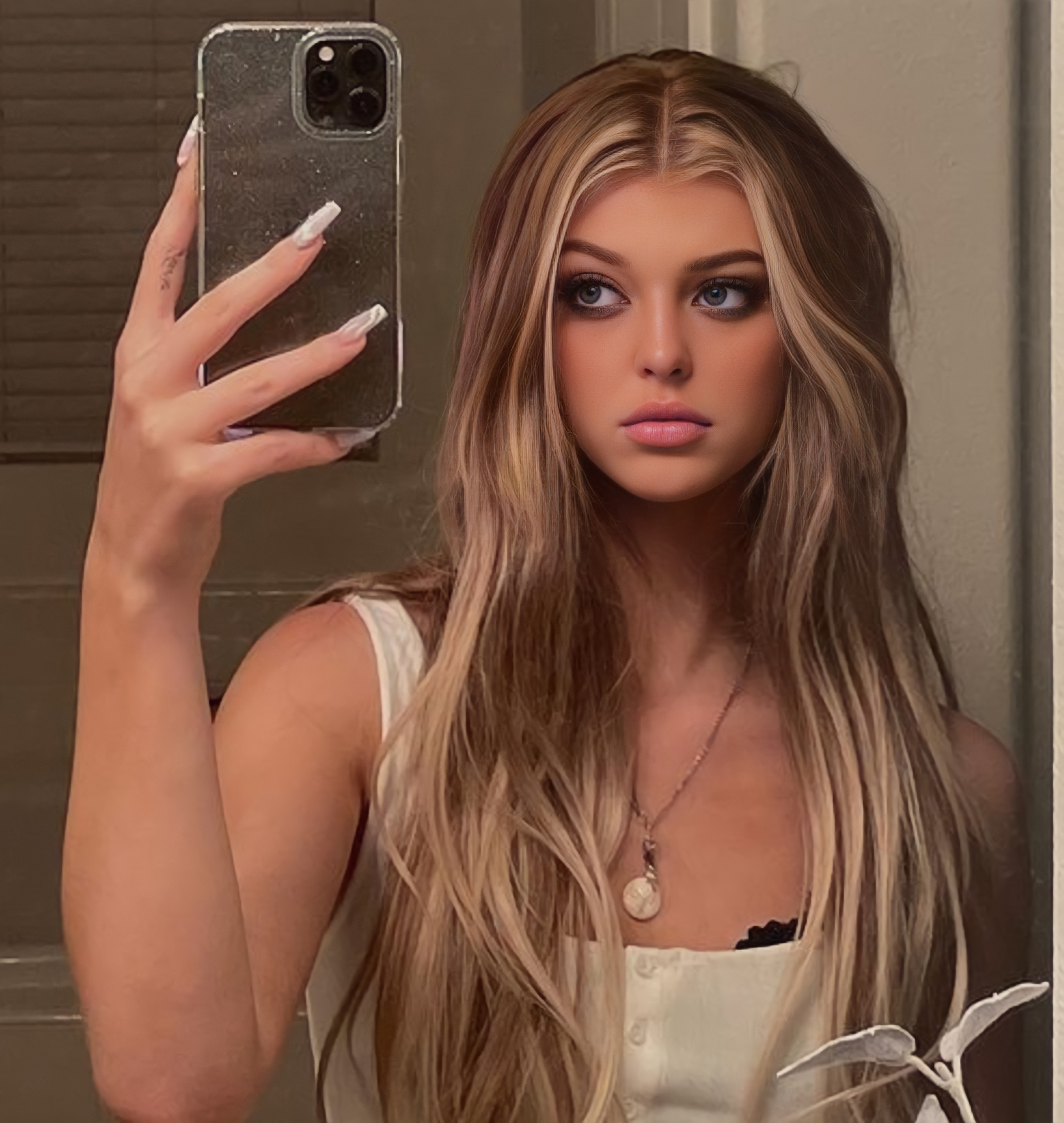 the way she looks kinda messy looks like she took this after giving a hard deepthroat | Scrolller