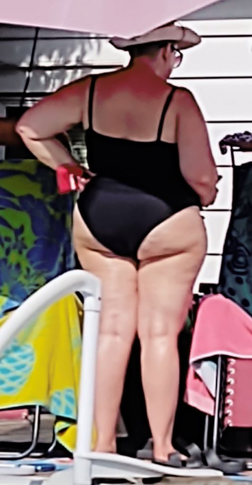 The Wifes Rear View Scrolller