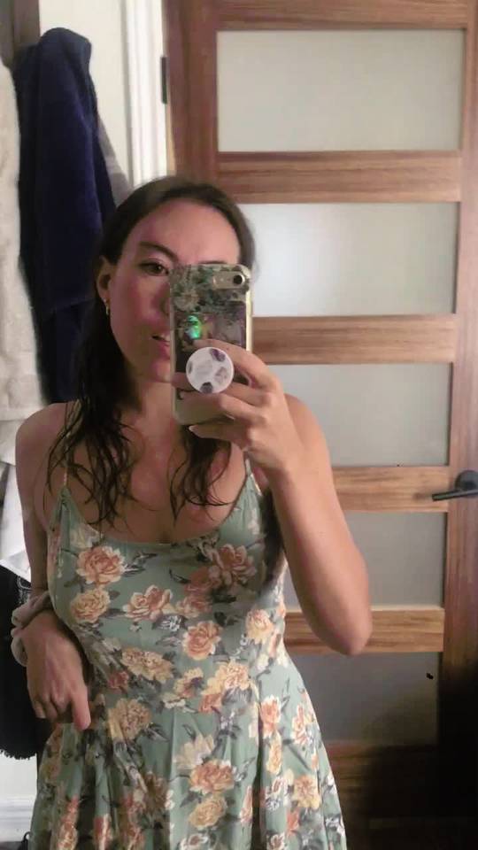 I think this dress looks good w/out a bra | Scrolller