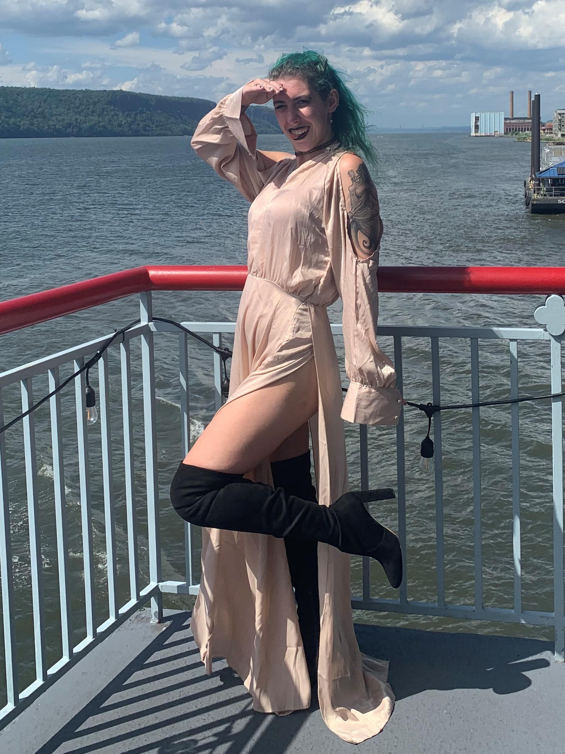 This dress makes my legs look so long | Scrolller