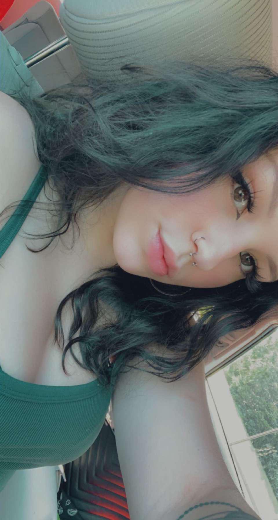 this is my beautiful girlfriend i cheated on with random men on reddit | Scrolller