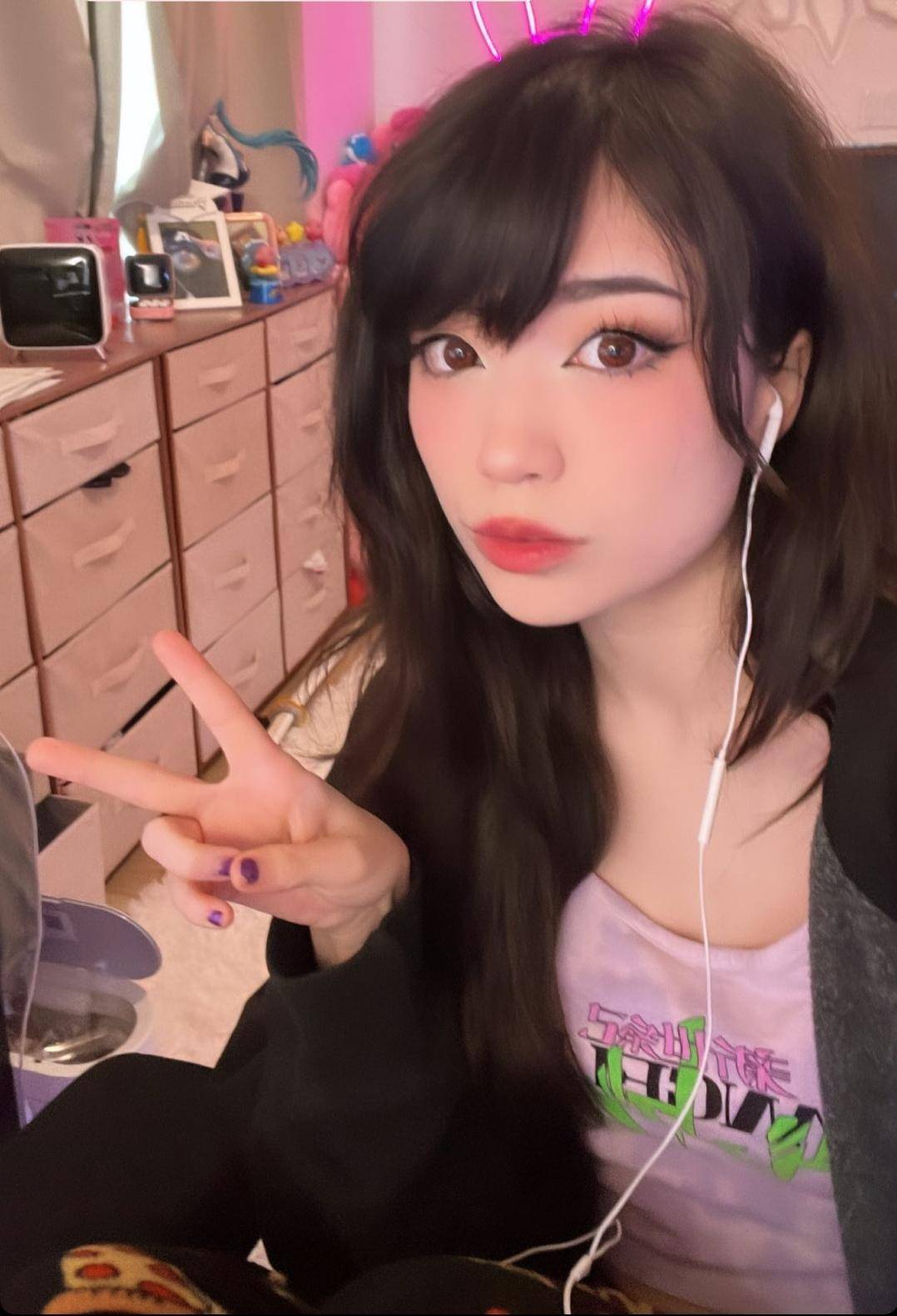 Discover more like Emiru_Lewd: those lips and Related Content | Scrolller