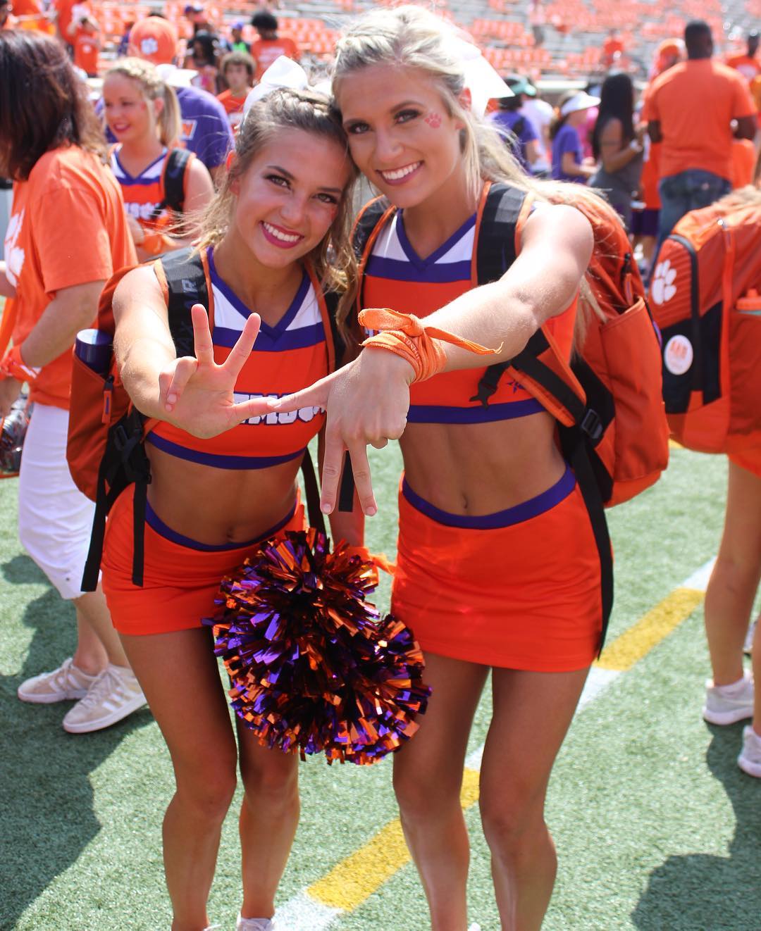 Throwing sorority hand signs | Scrolller