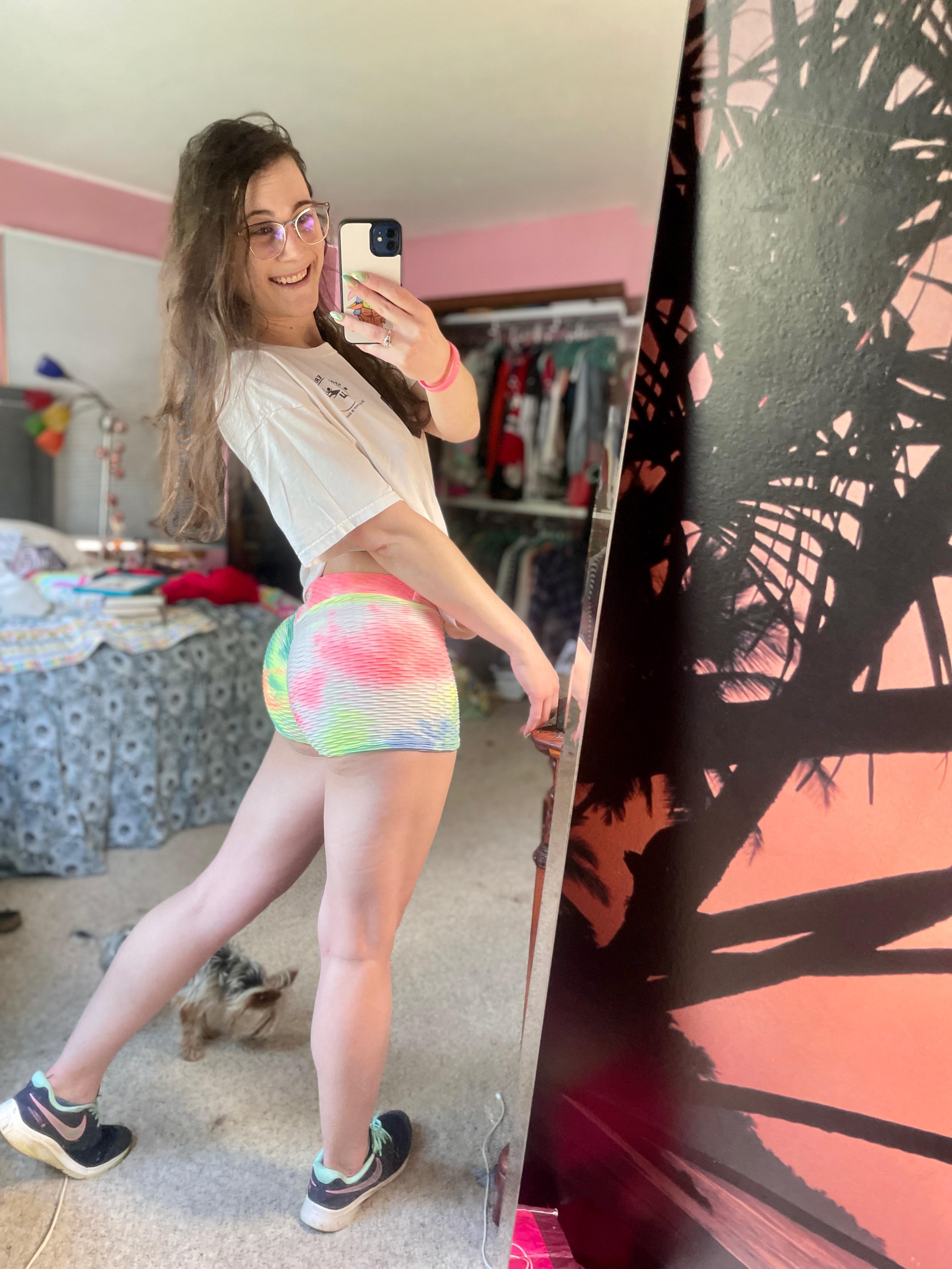 Tie dye & tushy on this terrific Tuesday | Scrolller