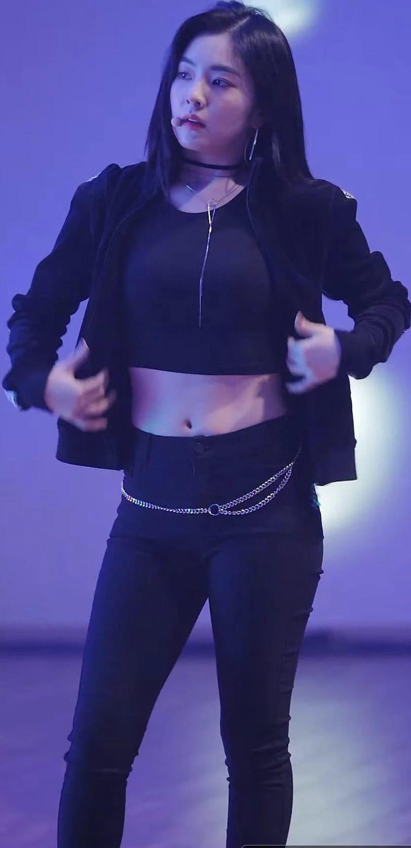 Tight and sexy for groupbang. Nthing more satisfying for Queen Bae! | Scrolller