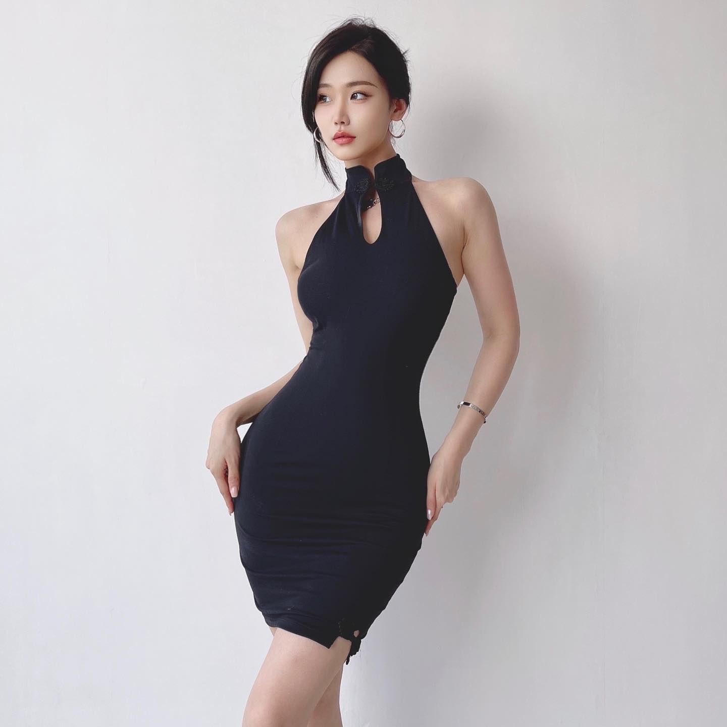 Tight Black Qipao Scrolller