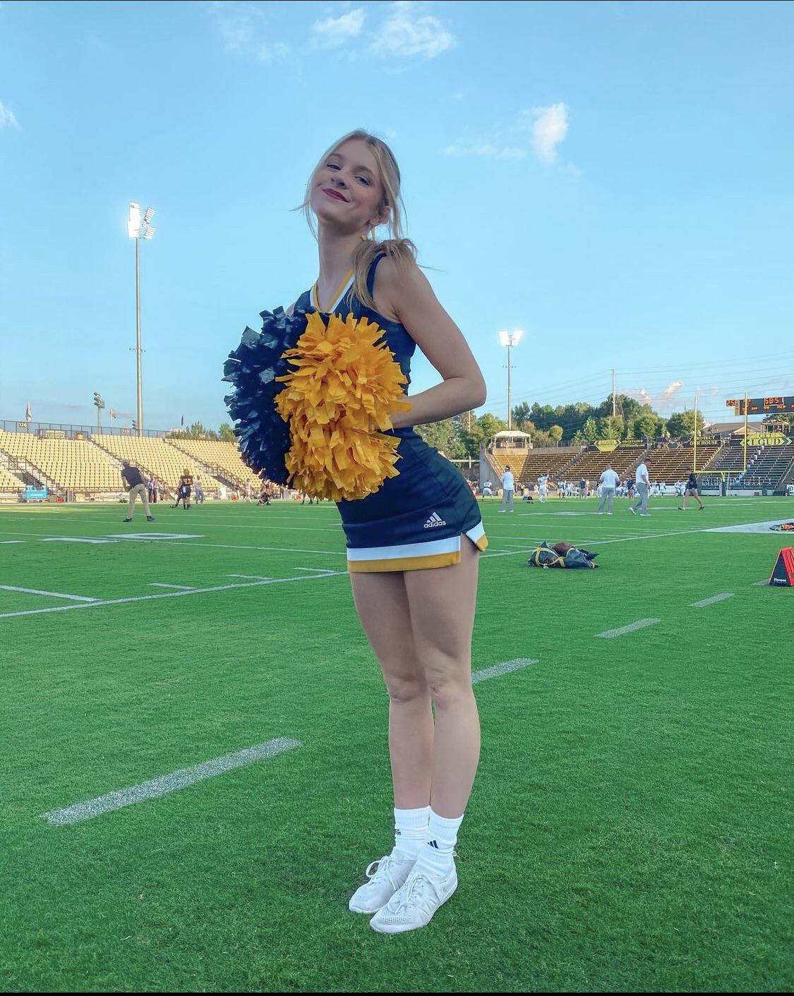 Tight cheerleader | Scrolller