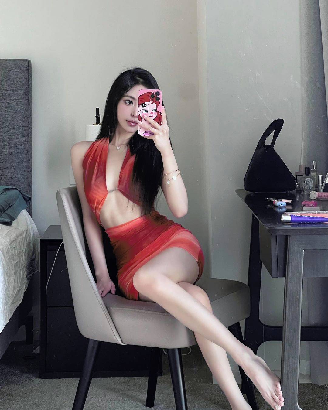 Tight dress | Scrolller