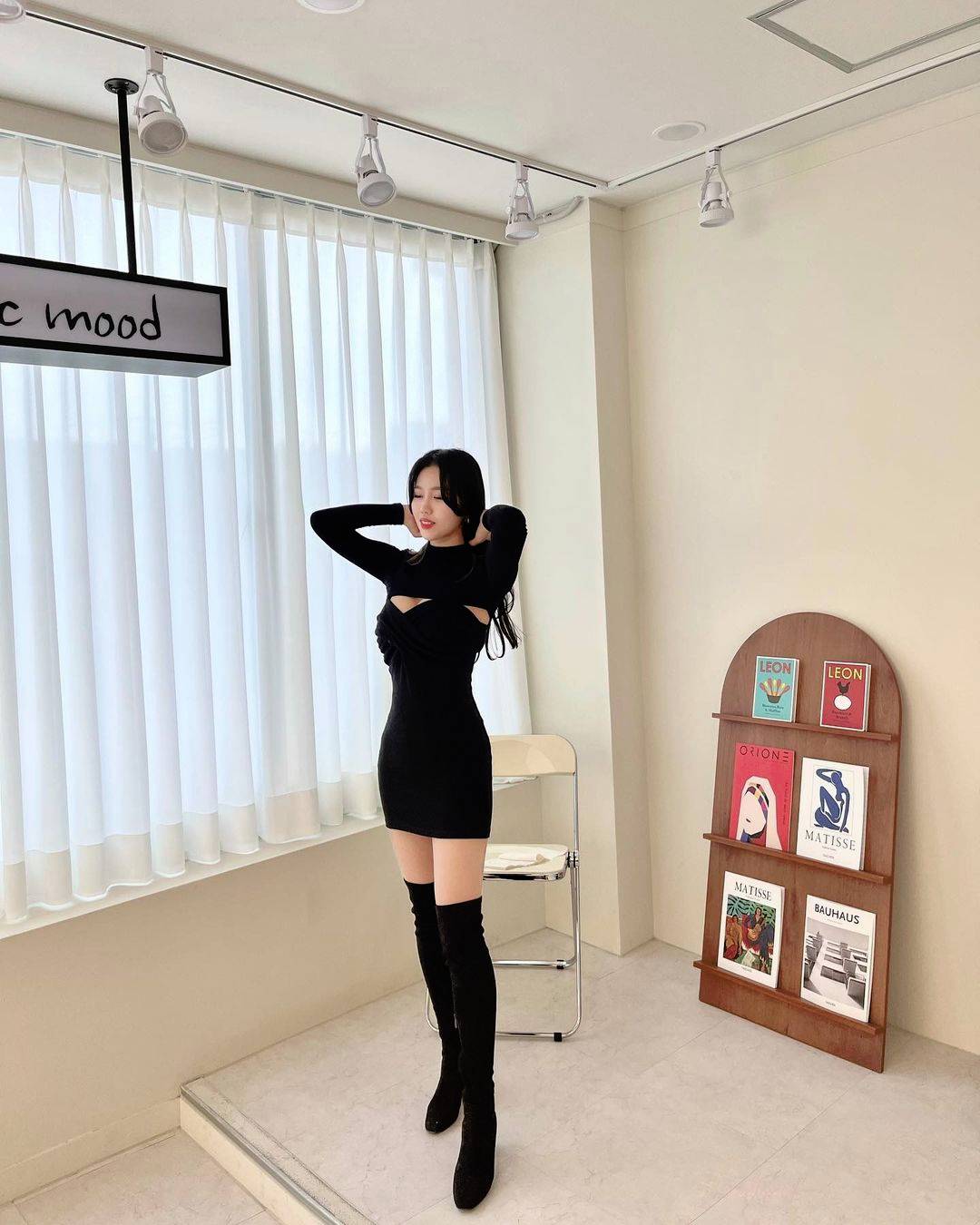 Tight dress and thigh high boots | Scrolller