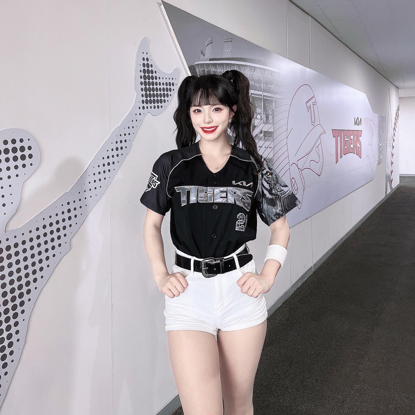 Tight Shorts Scrolller
