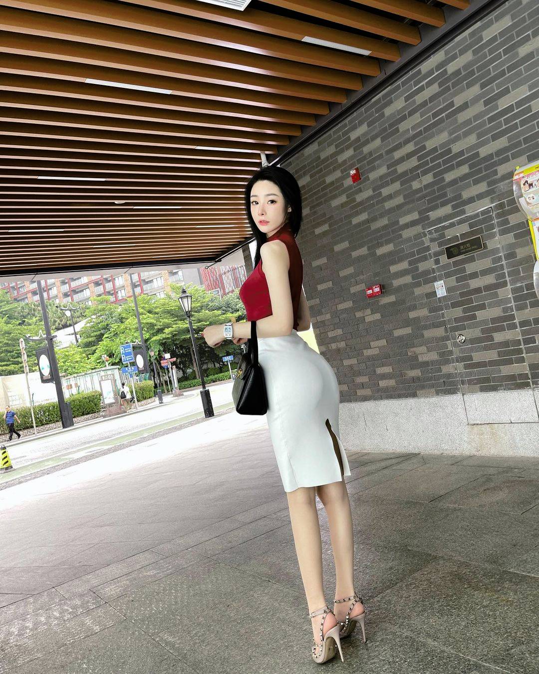 Tight skirt | Scrolller