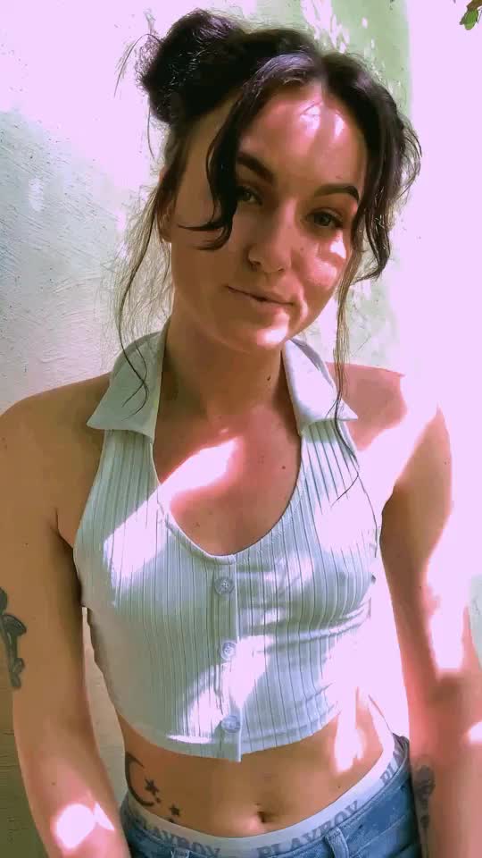 Tiny tits for your Monday | Scrolller