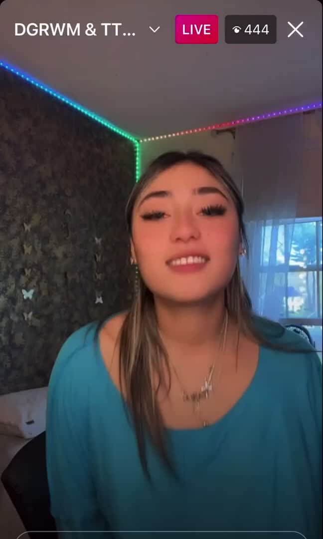 Titty Flash on live | Scrolller