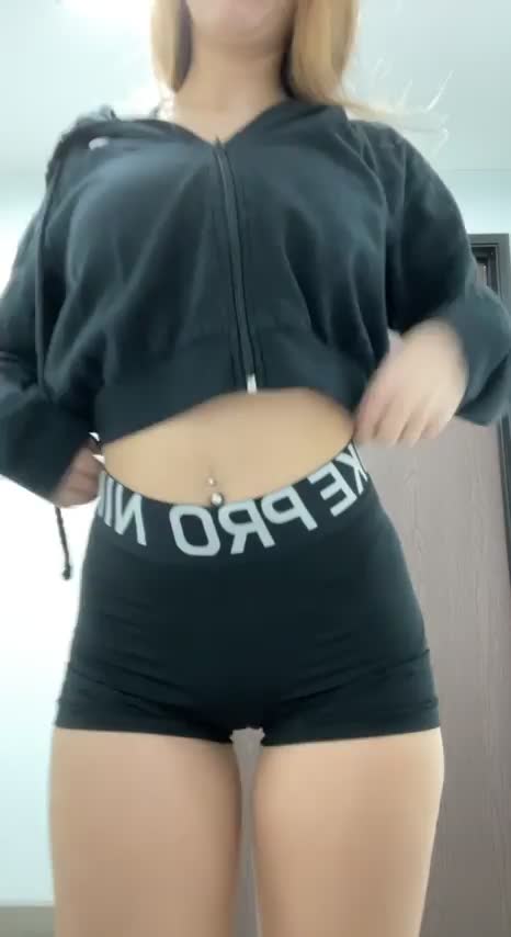 Tittydrop in the gym restroom😋 | Scrolller